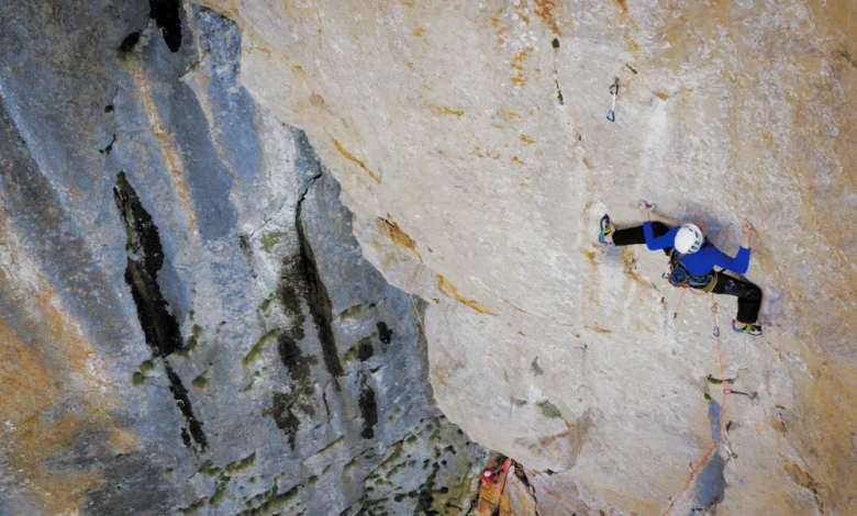 Matilda Söderlund klettert Spomin (8c) – Historische Begehung in ...